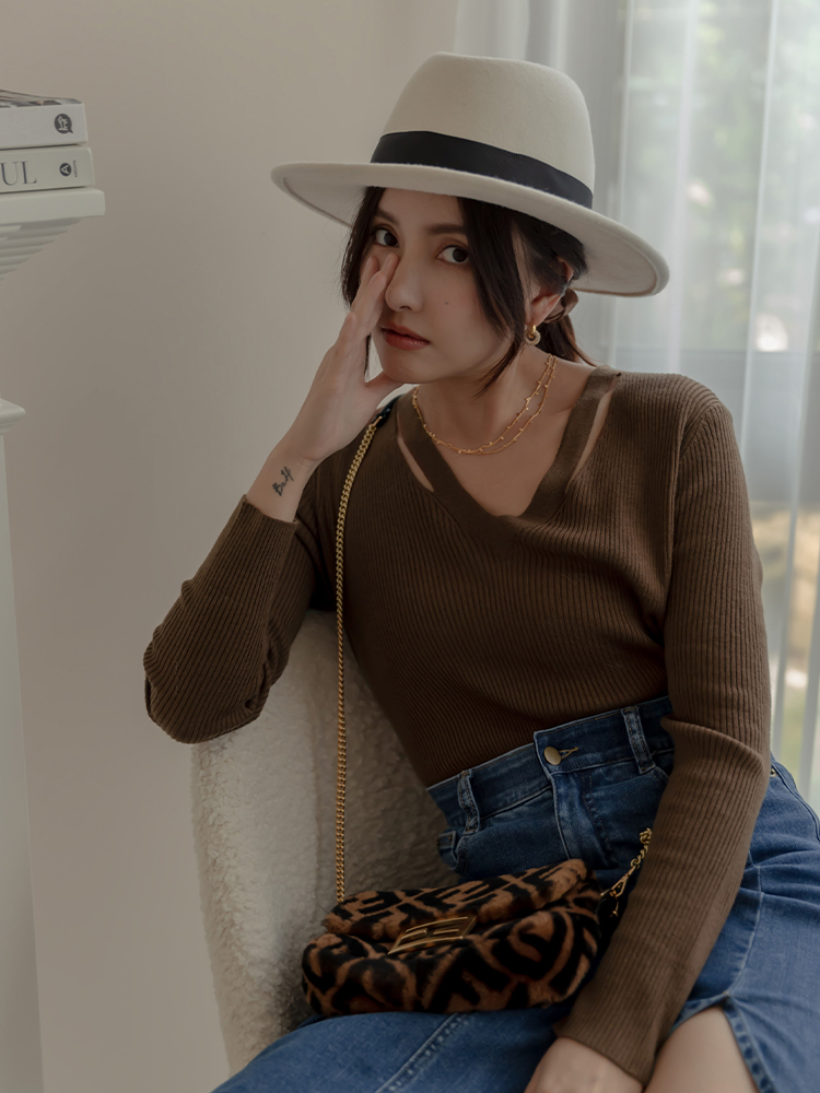 胸前挖口針織上衣 | Fancy Made