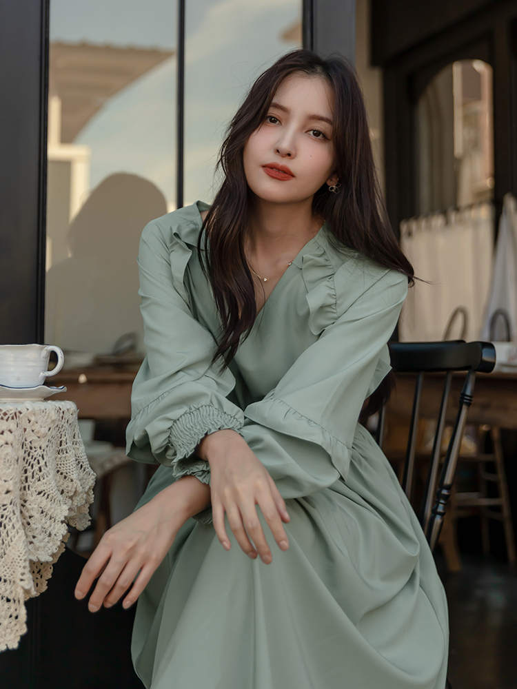 優雅V領波浪袖抓褶洋裝 | Fancy Made